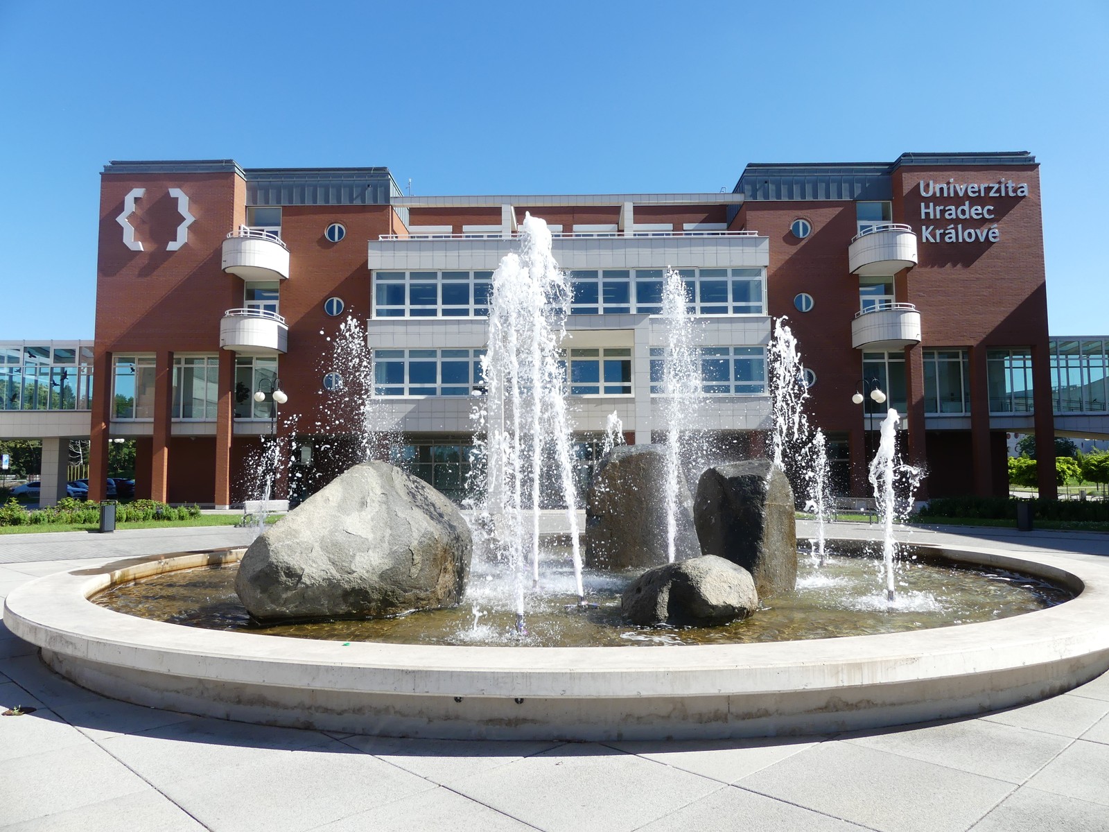 Fakulta informatiky a managementu Univerzity Hradec Králové letos oslaví 30. narozeniny ...